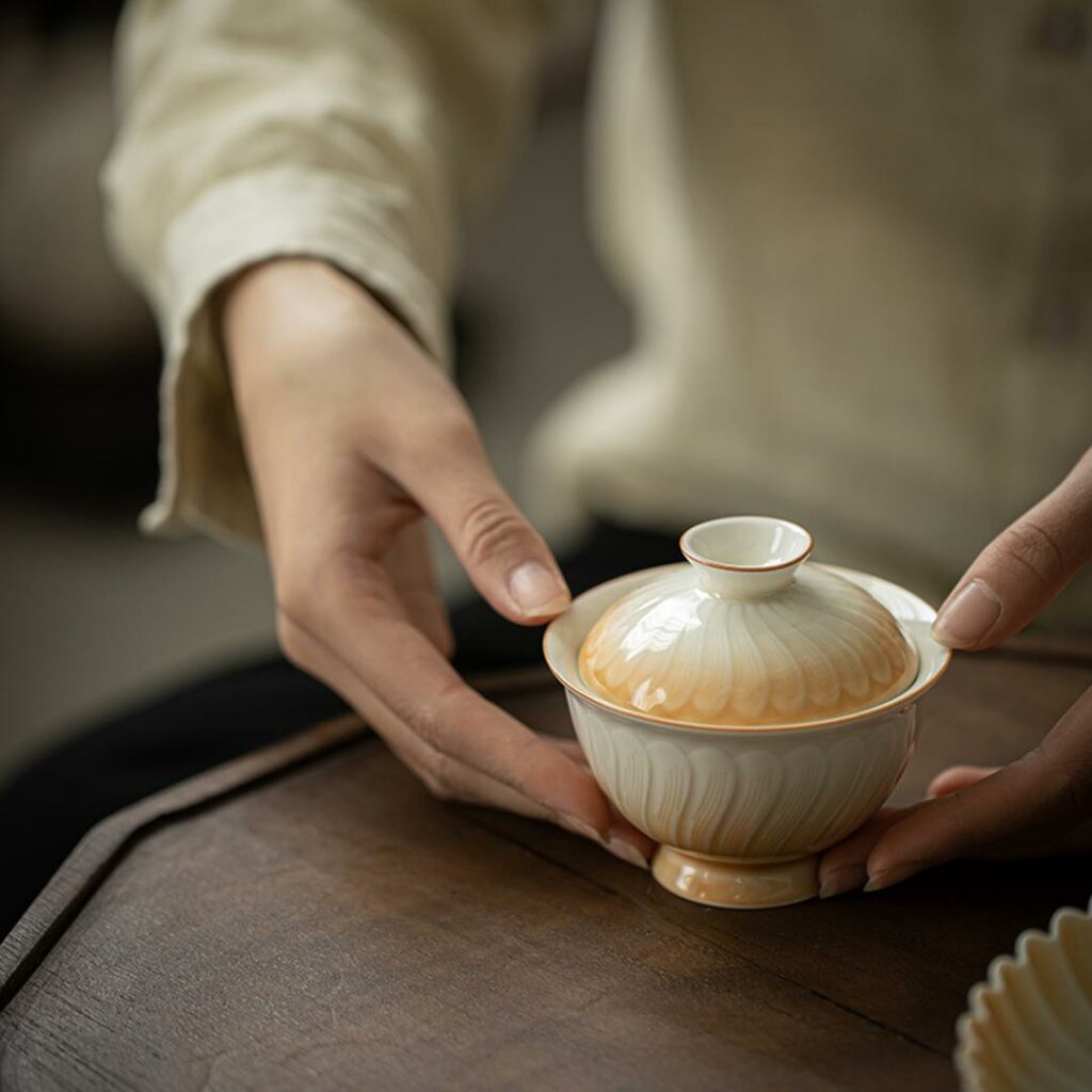 Vintage Ceramic Flower Petal Pattern Gradient Yellow Gaiwan - China Tea ...