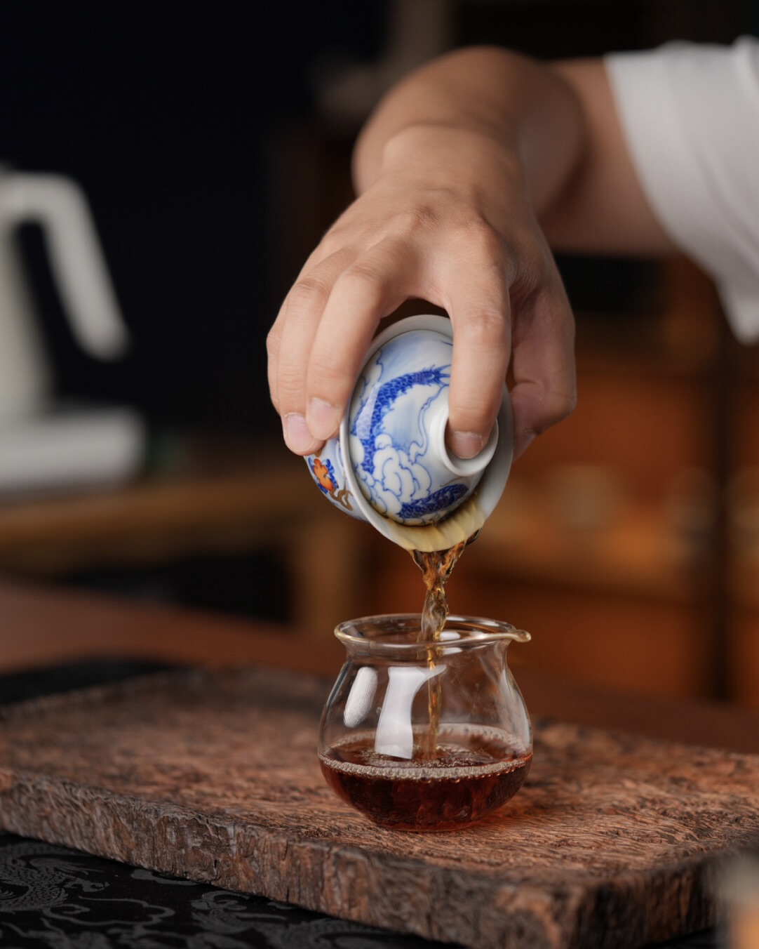 Hand-painted Qinghua Gold Painting Ceramic Flying Dragon 110ml Gaiwan ...